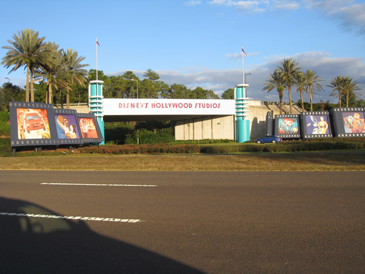 the main entrance to .Disney's Hollywood Studios - theDIBB