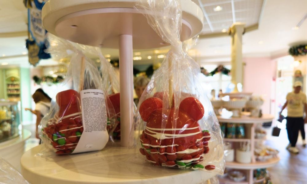 Magic Kingdom’s Main Street Confectionery Unveils Holiday Treats! | The DIS