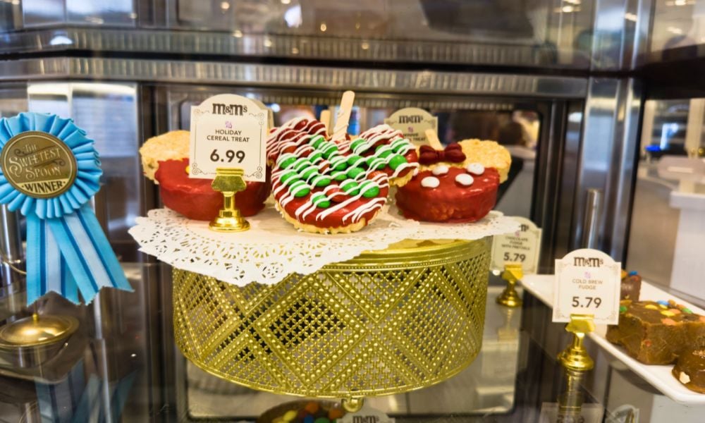 Magic Kingdom’s Main Street Confectionery Unveils Holiday Treats! | The DIS