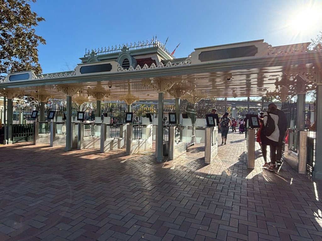 Beautiful New Automatic Glass Entry Gates Debut at Disneyland Park